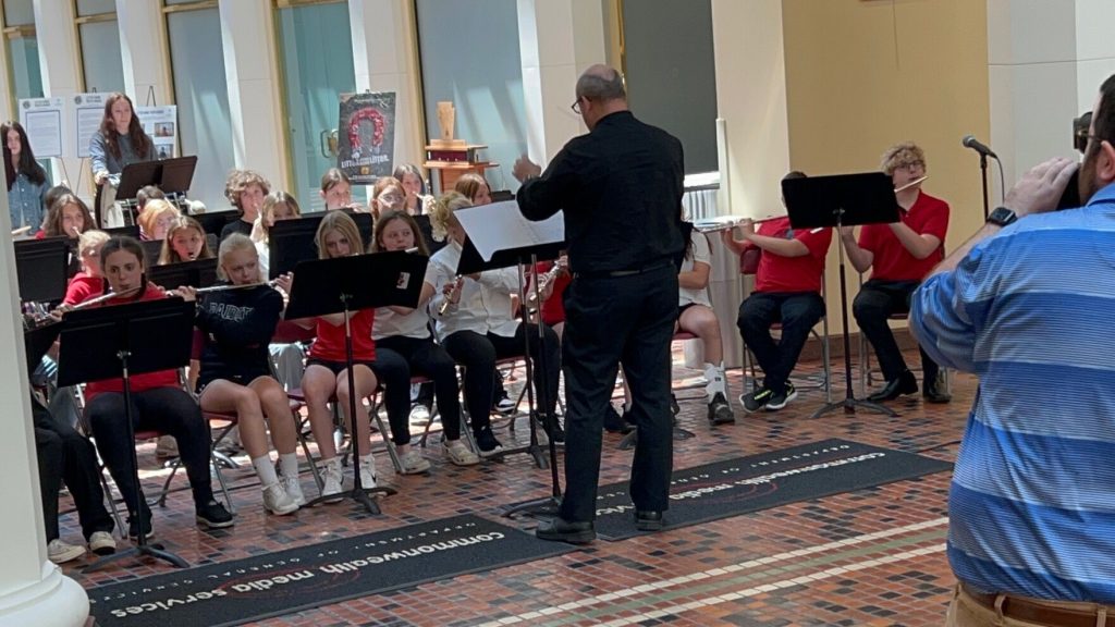Waynesburg Central Elementary Band performs at state Capitol Building ...
